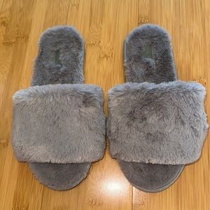 SKIMS | Shoes | Skims Fuzzy Fauxfur Slide Slippers In Gray New | Poshmark